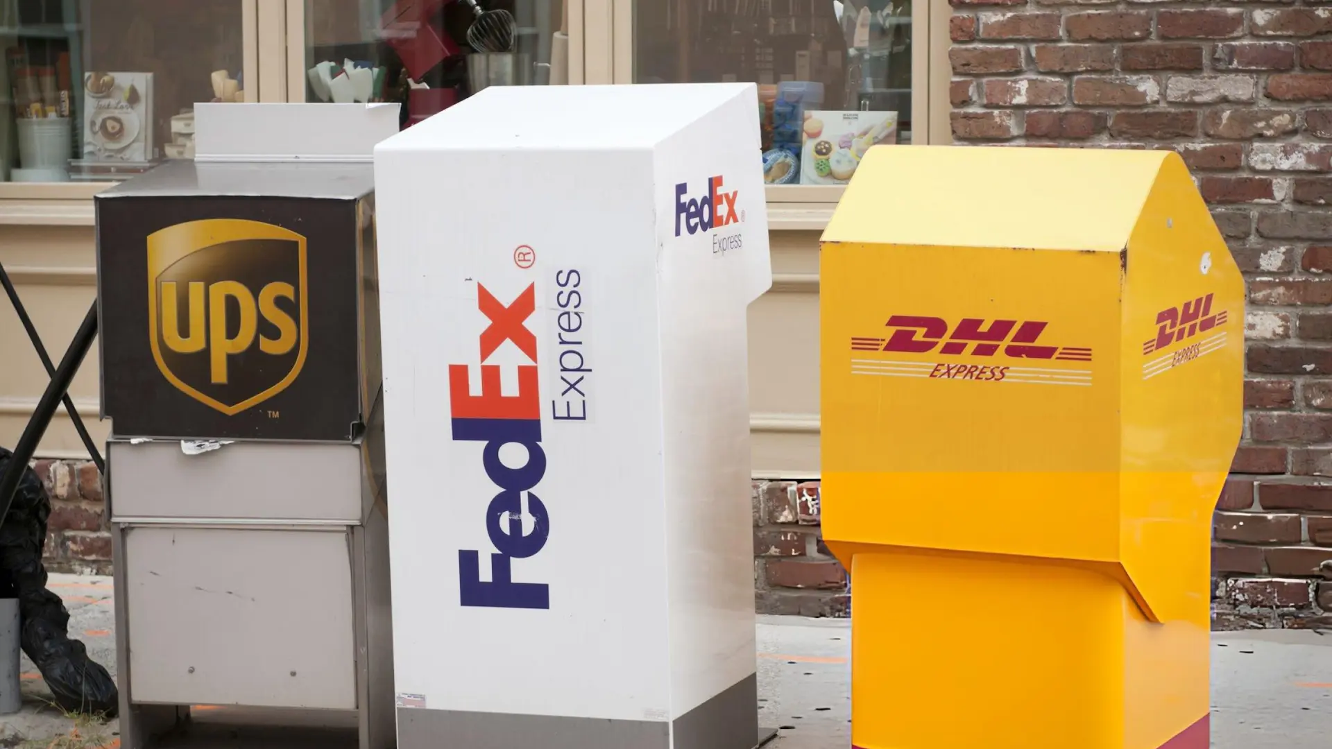 DHL vs. FedEx: Which Logistics Partner Is Better for CPG Brands?